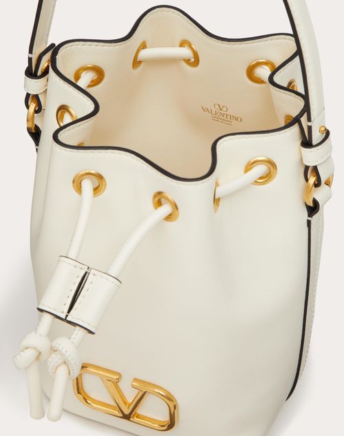 Vロゴ シグネチャー ナッパレザー ミニ バケットバッグ for Vロゴ シグネチャー ナッパレザー ミニ バケットバッグ for